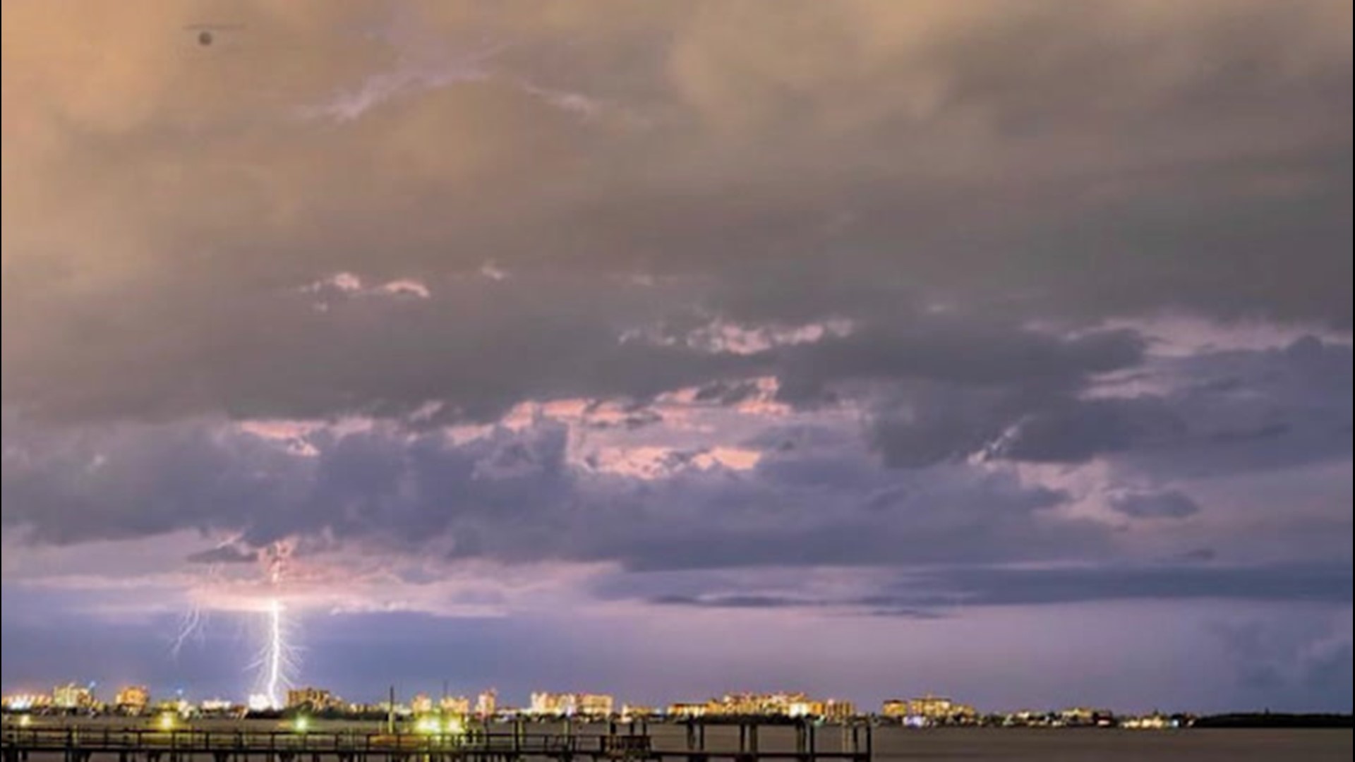 Photographers capture the natural beauty of lightning strikes | wthr.com