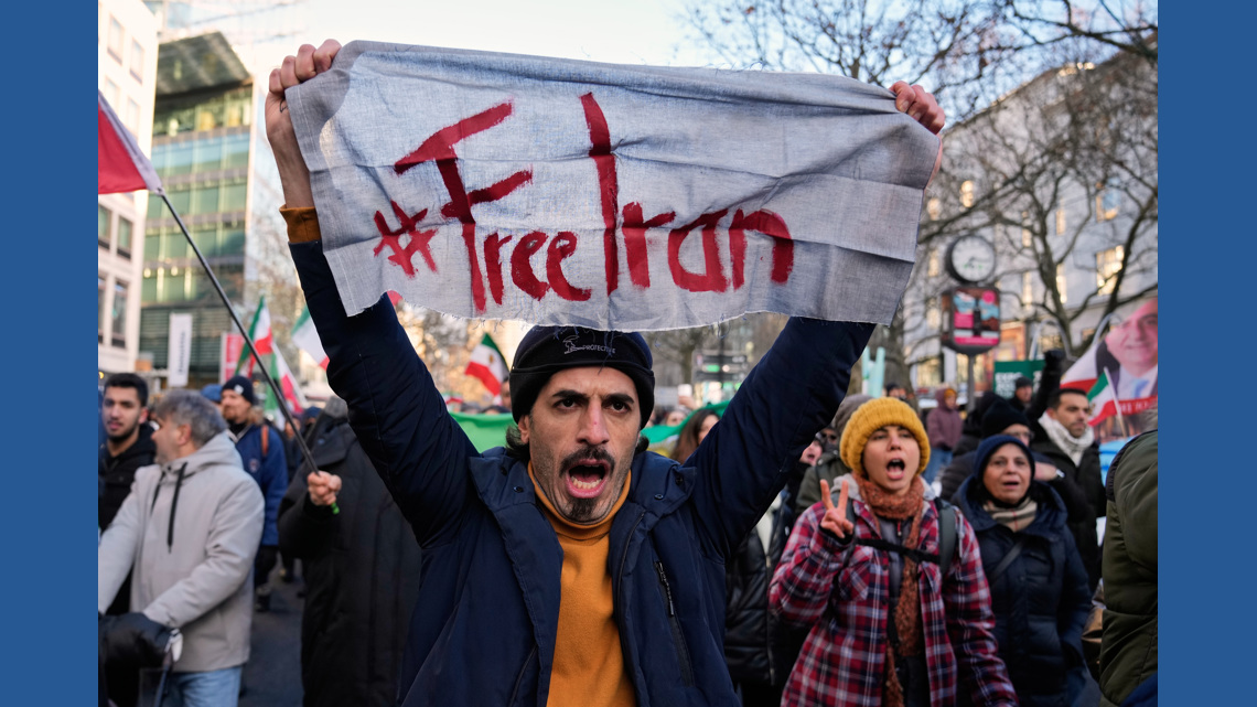 People rally around the world in support of protests in Iran, in photos ...