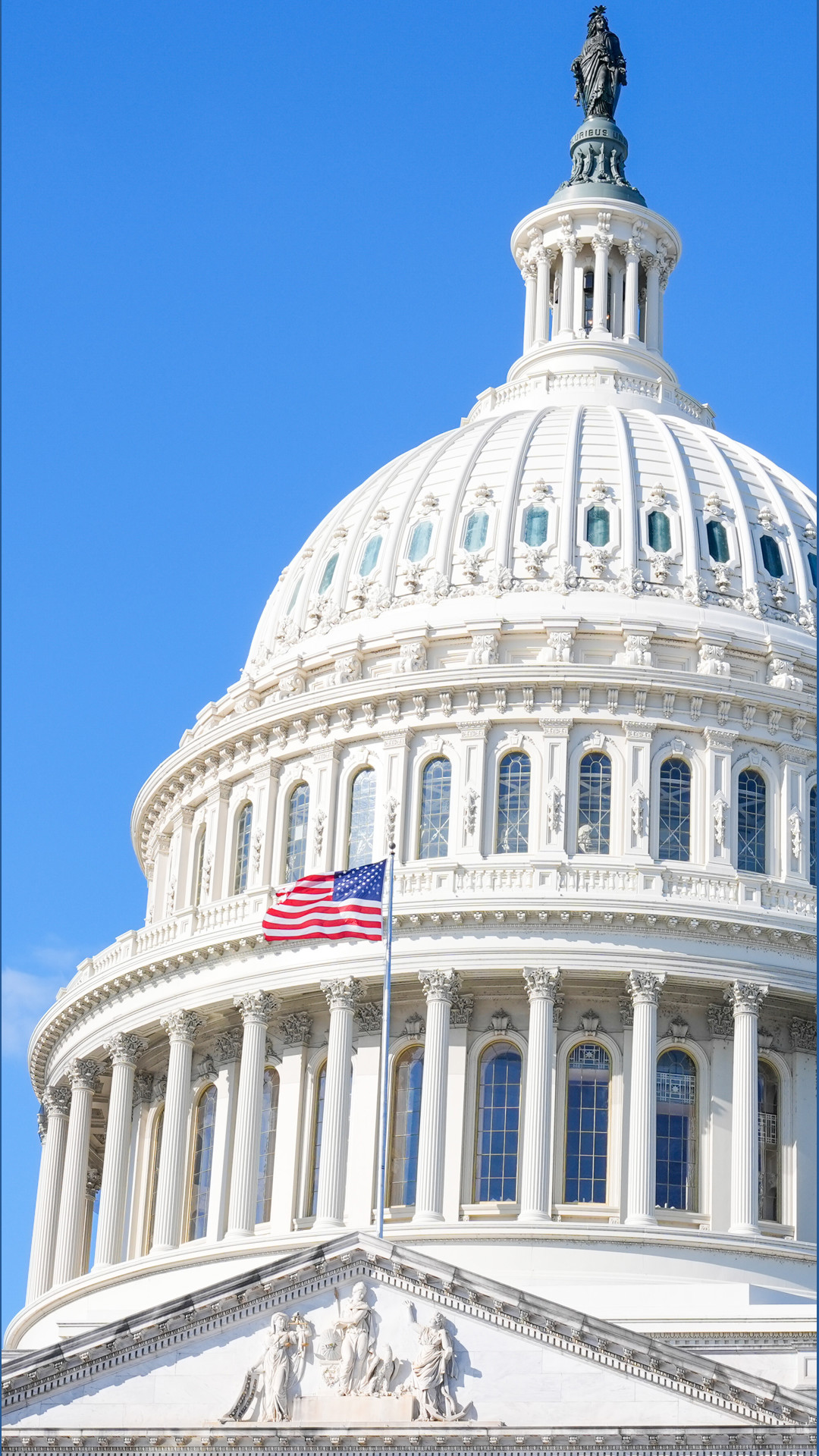 Police arrest man who ran towards the US Capitol building holding a ...
