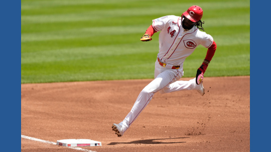 Reds' Elly De La Cruz leaves game in 5th inning with right hamstring ...