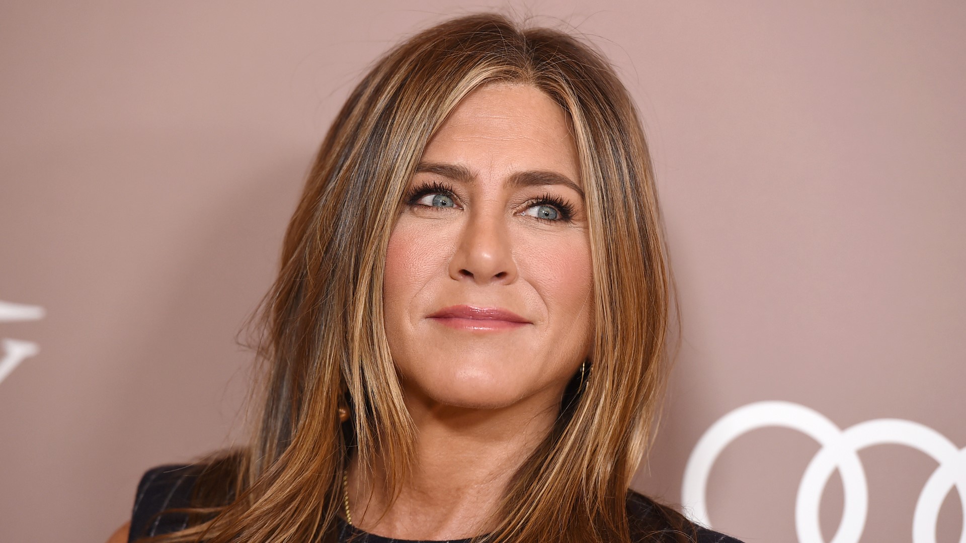 Man crashes car into Jennifer Aniston's Los Angeles home front gate | fox43.com