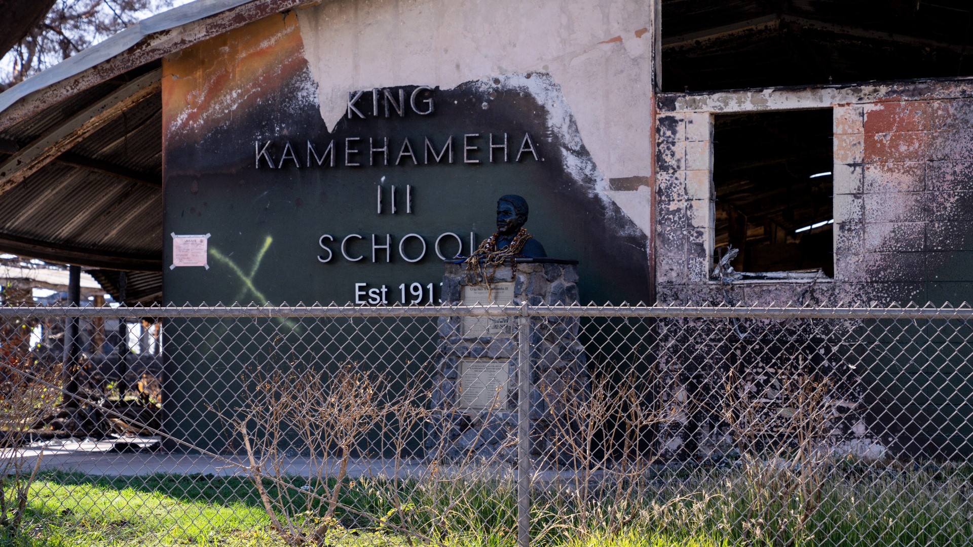 Hawaii's historic Lahaina reopens to residents after deadly fire ...