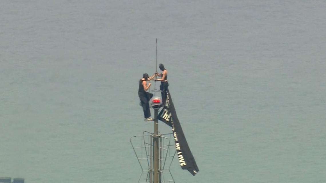 Two people climb to top of NYC's Empire State Building | 5newsonline.com