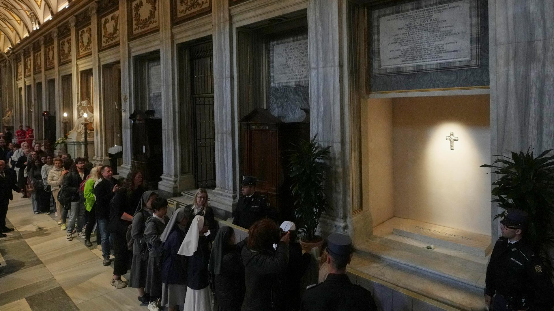 Catholics visit Pope Francis' tomb in St. Mary Major Basilica | wqad.com