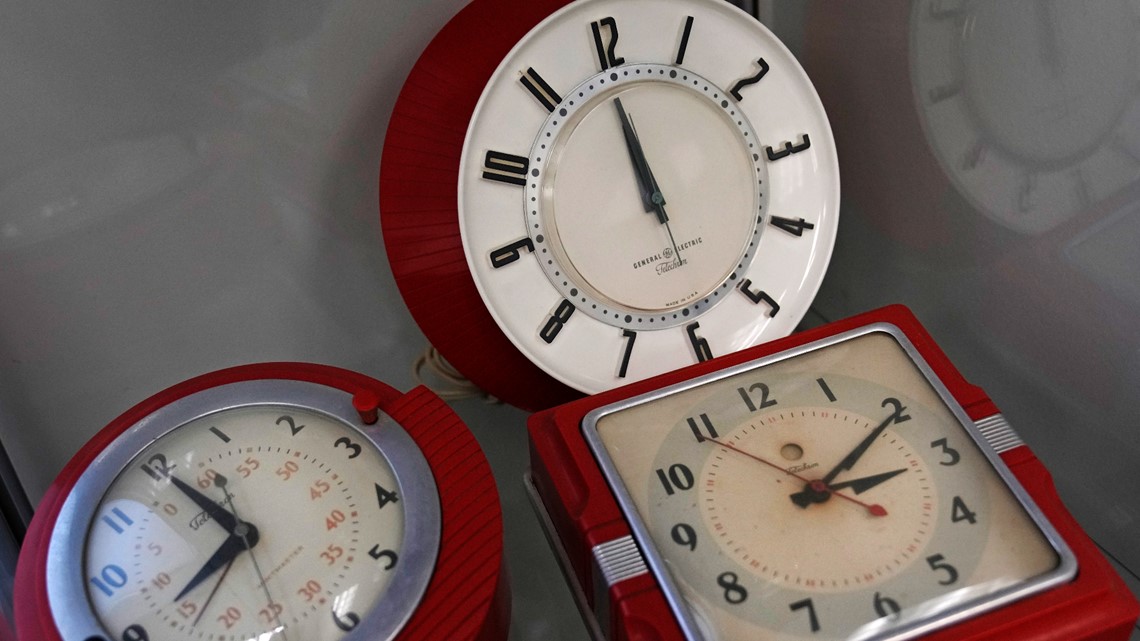 Daylight saving time 2023 end: Sleep expert on time change impact ...