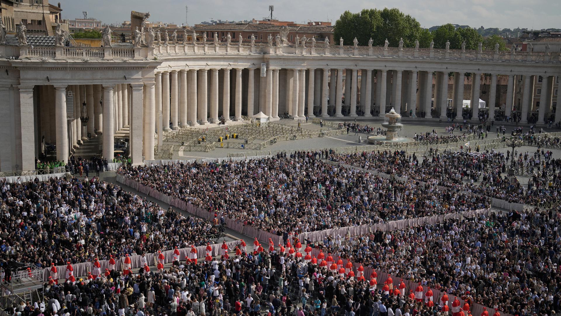 Vatican extends public viewing of Pope Francis after strong turnout ...