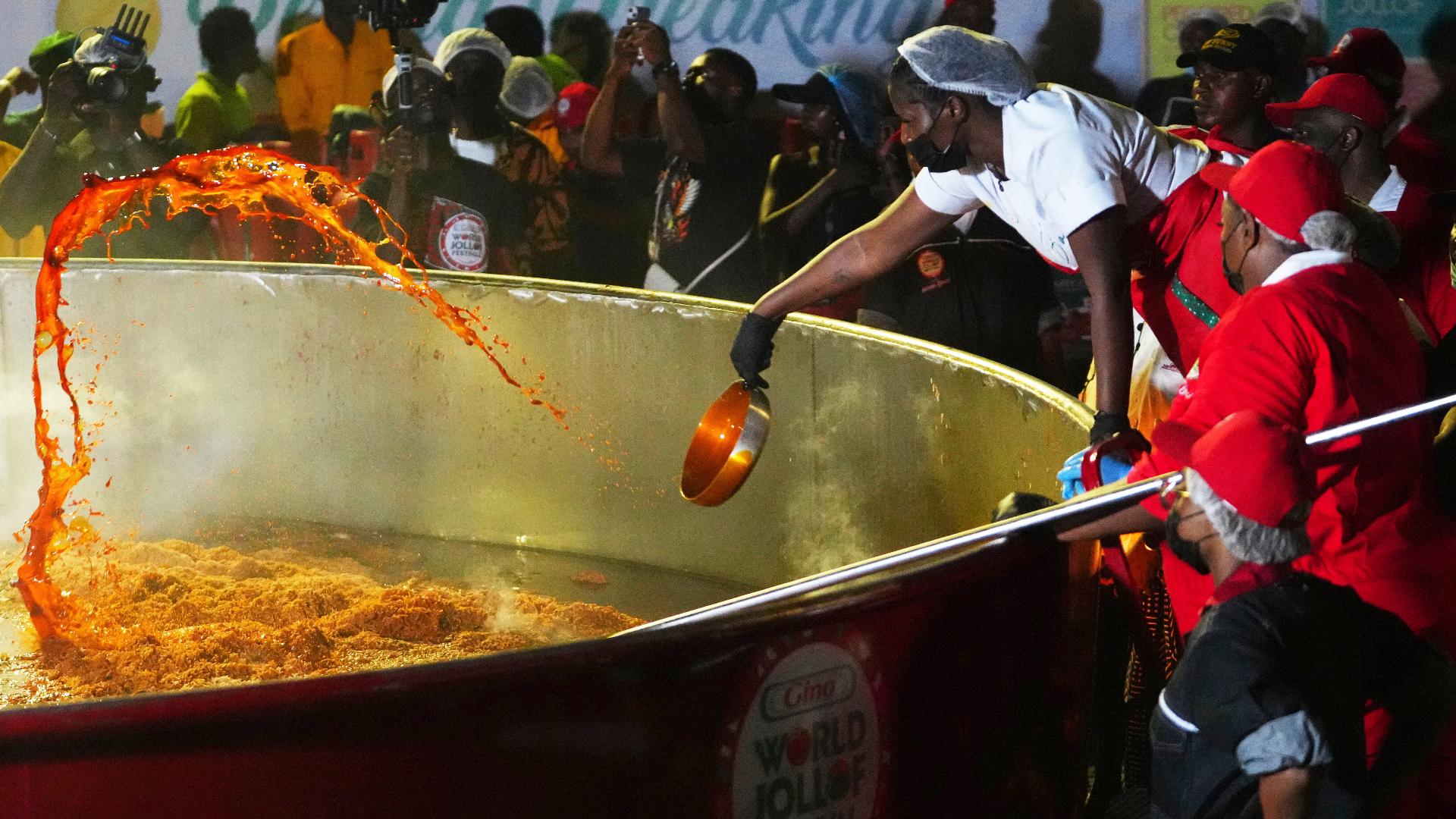 Nigerian chef Hilda Baci sets jollof rice world record | fox43.com