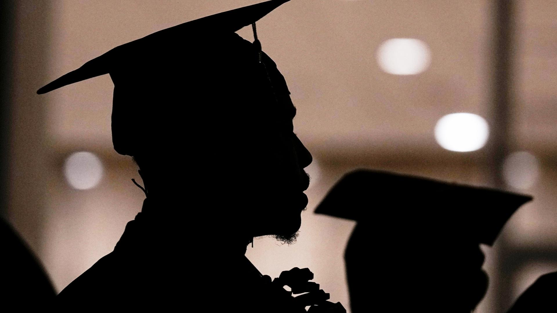 New grads struggle to find jobs amidst AI advancements | weareiowa.com