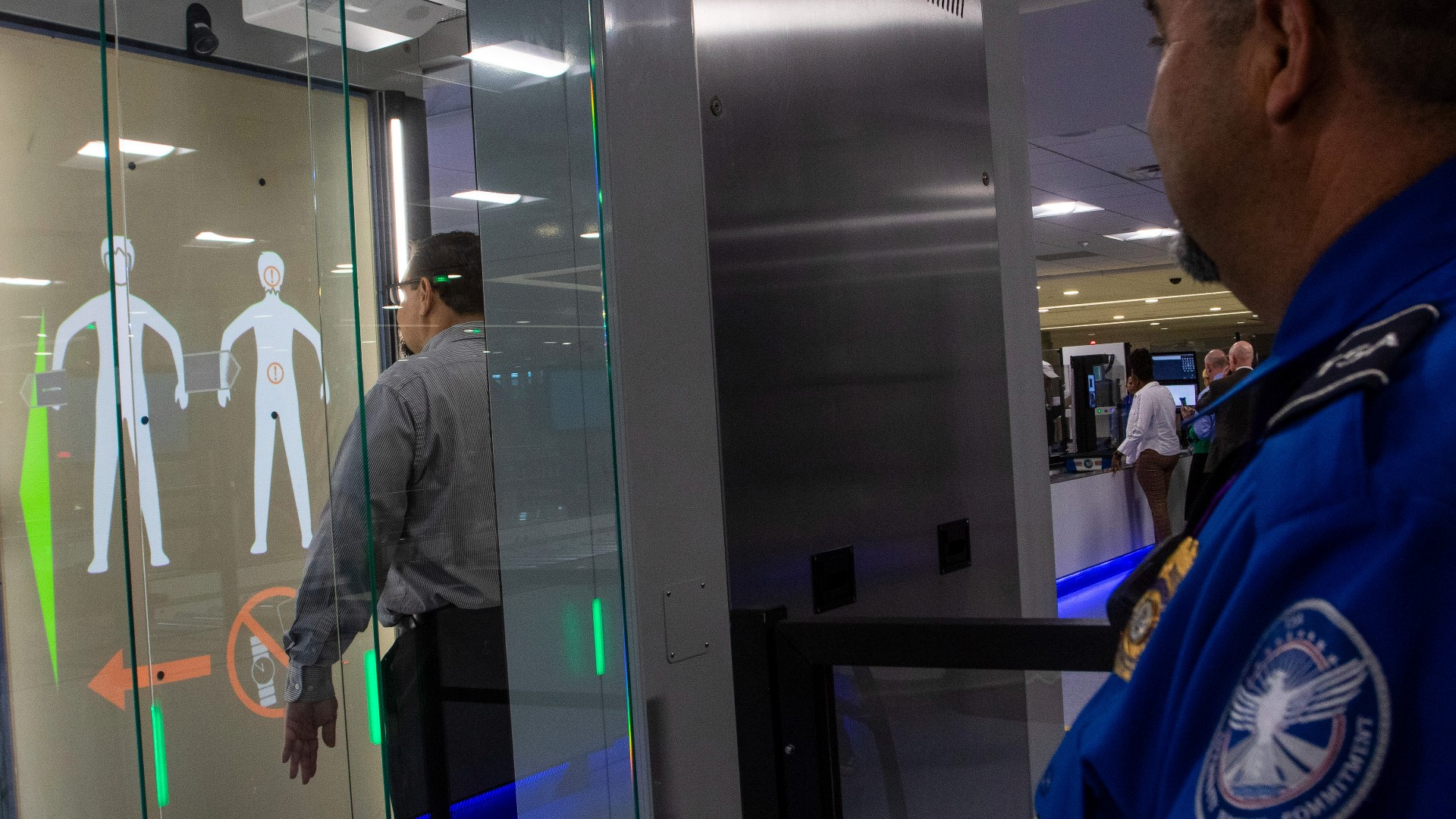 TSA unveils passenger self-screening lanes at Vegas airport | fox43.com