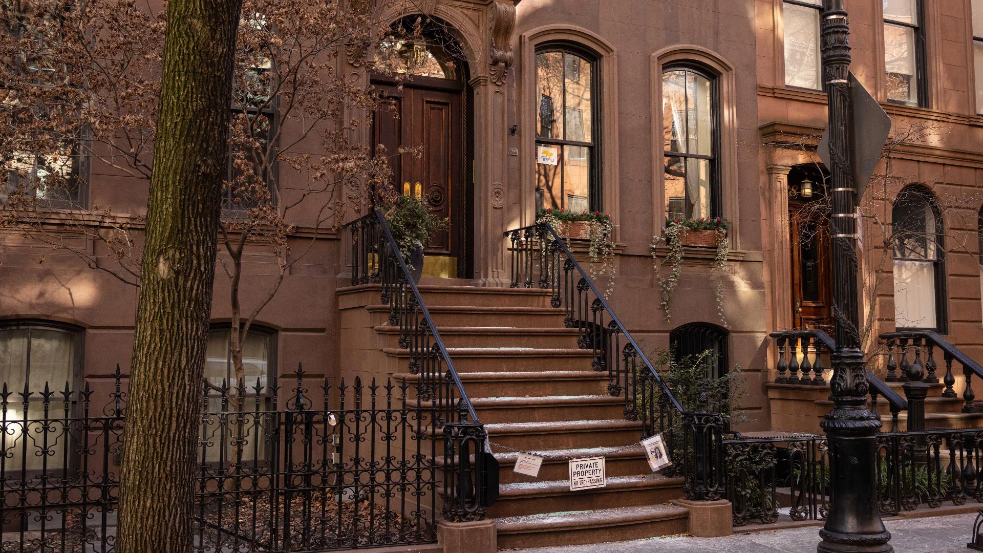 Carrie Bradshaw's 'Sex and the City' brownstone will get gate to deter ...