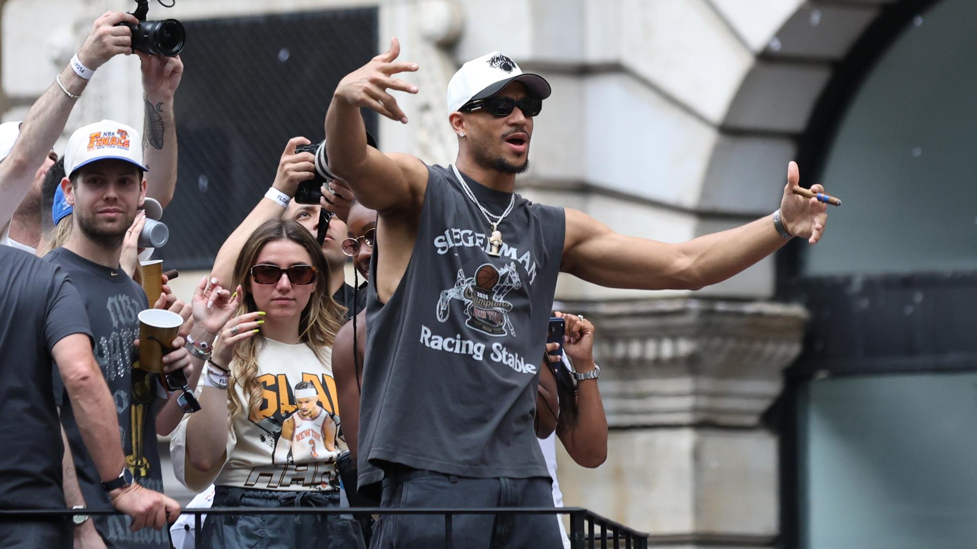 Josh Hart smoking a cigar during New York Knicks' championship parade ...