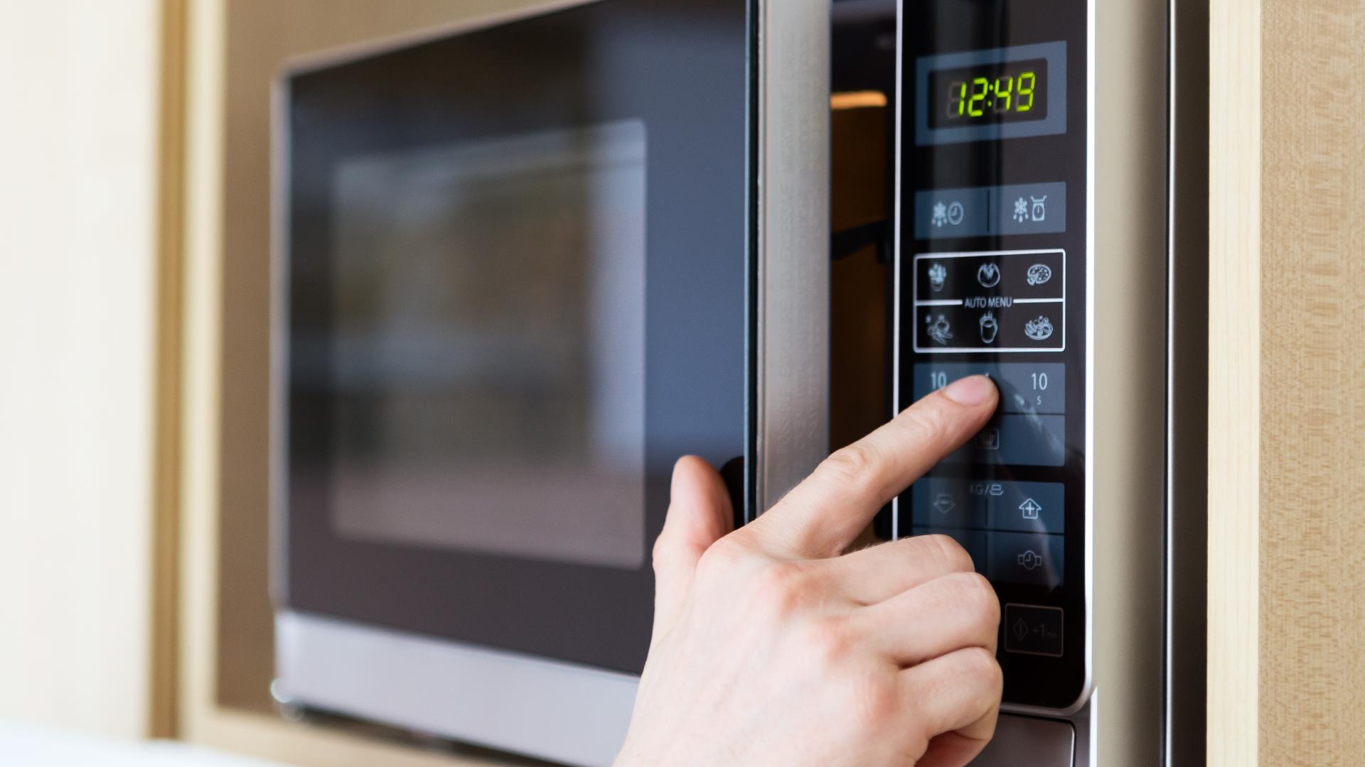 Detective arrested after drawing gun on officer who microwaved fish in ...