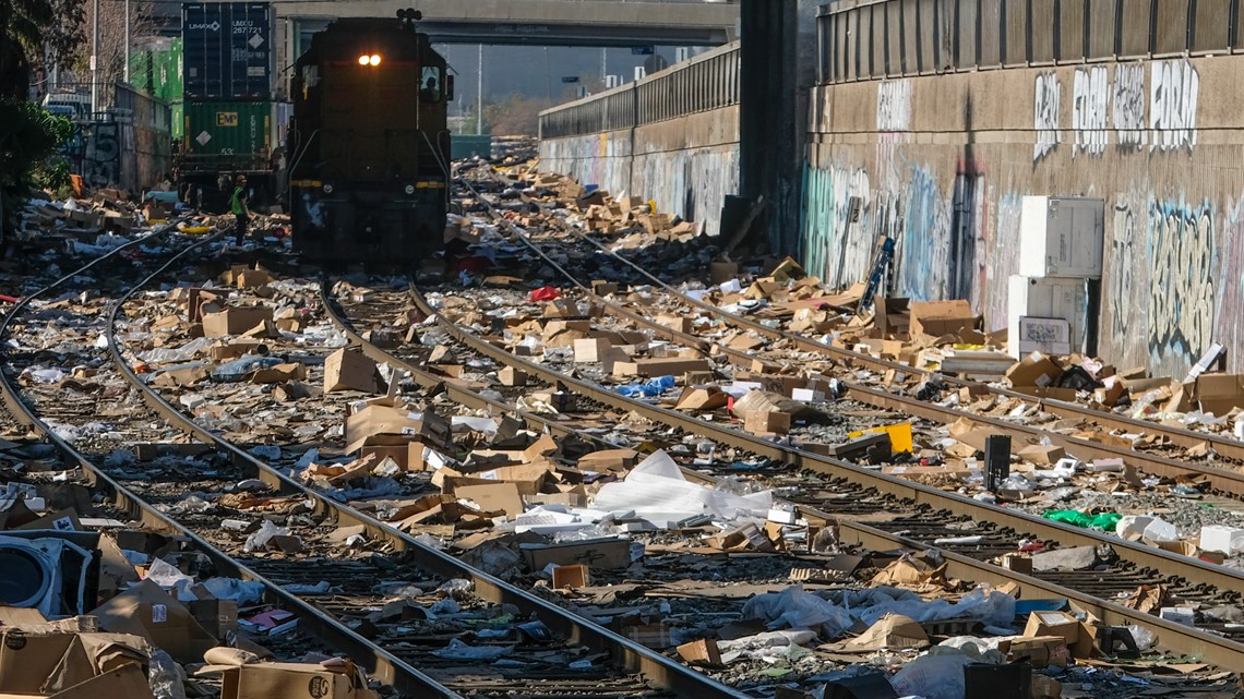Guns stolen in LA rail cargo thefts | fox43.com