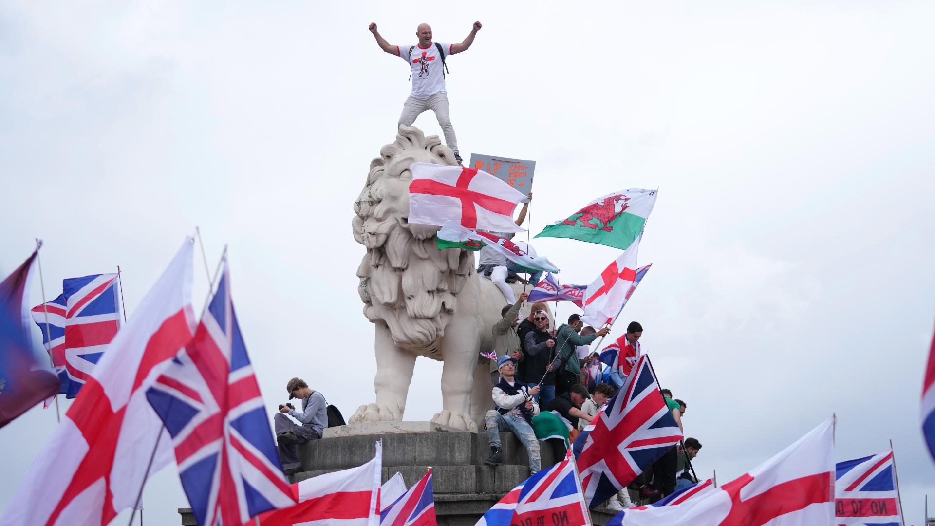 Tommy Robinson's rally turns violent in clash with London police | wthr.com