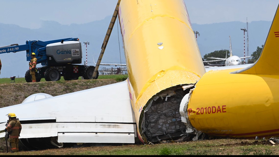Plane splits in half after skidding off Costa Rica runway | wnep.com