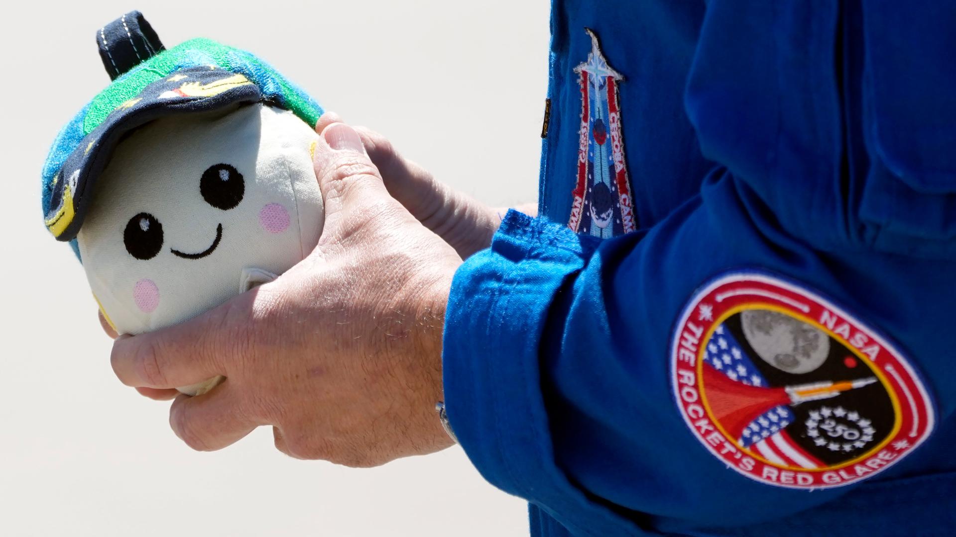 Artemis II commander brings beloved 'Rise' plush on journey back to ...