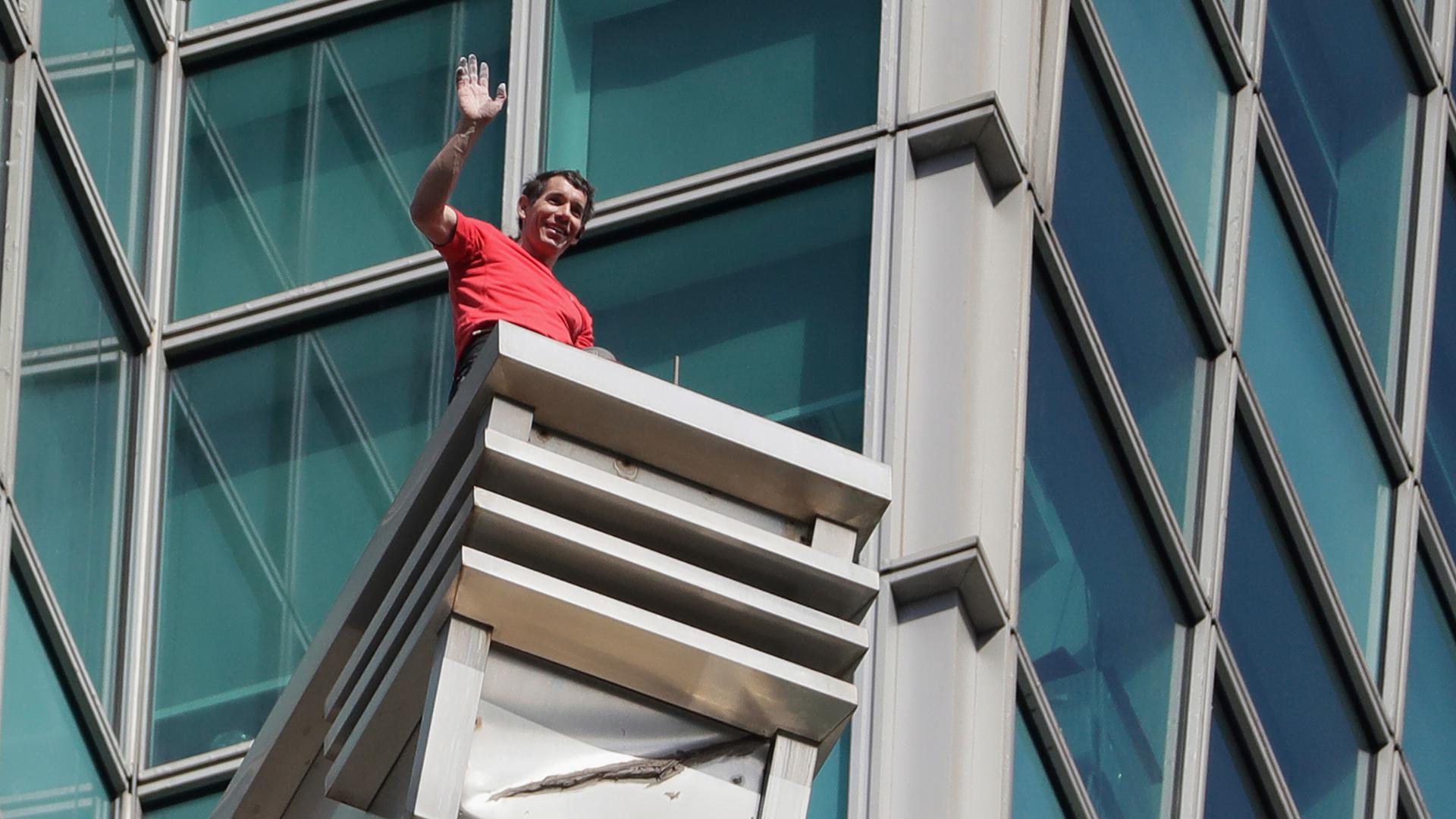 Alex Honnold celebrates climbing Taiwan's Taipei 101 tower | 10tv.com