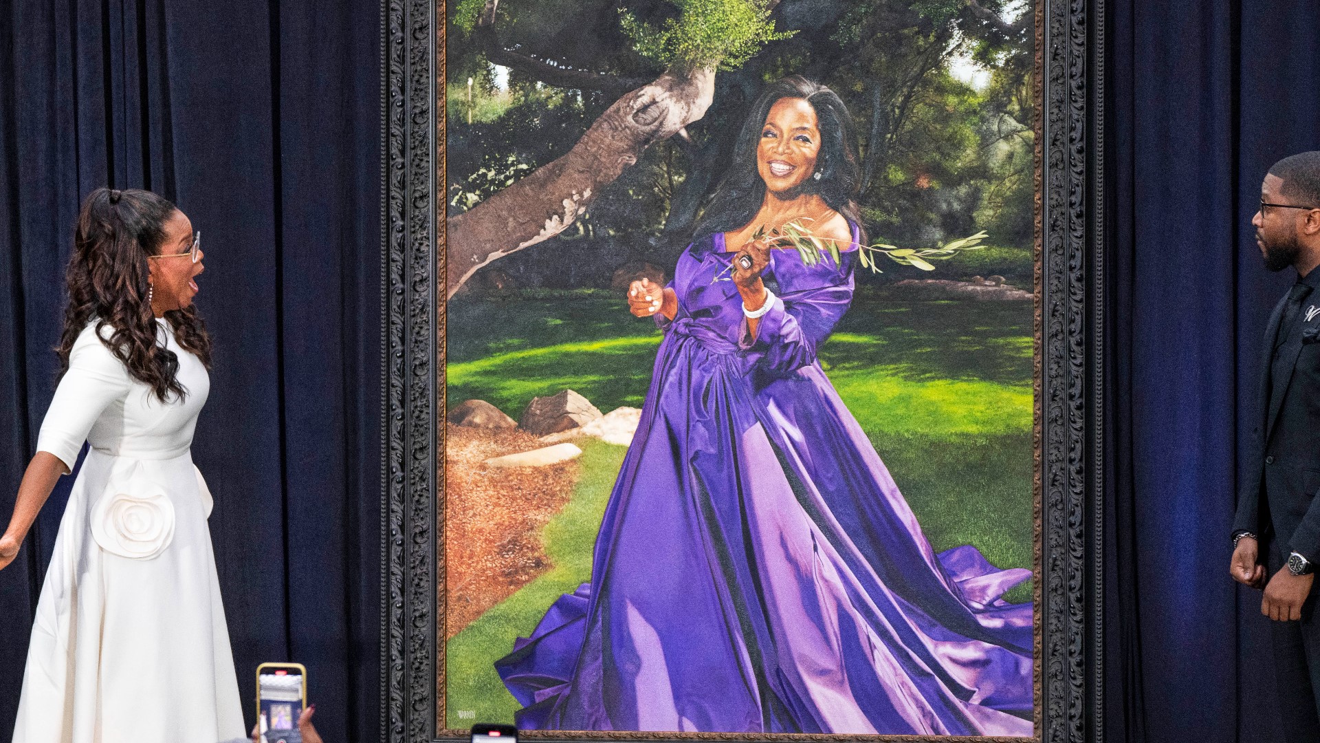 National Portrait Gallery's Oprah Winfrey painting unveiled | 10tv.com