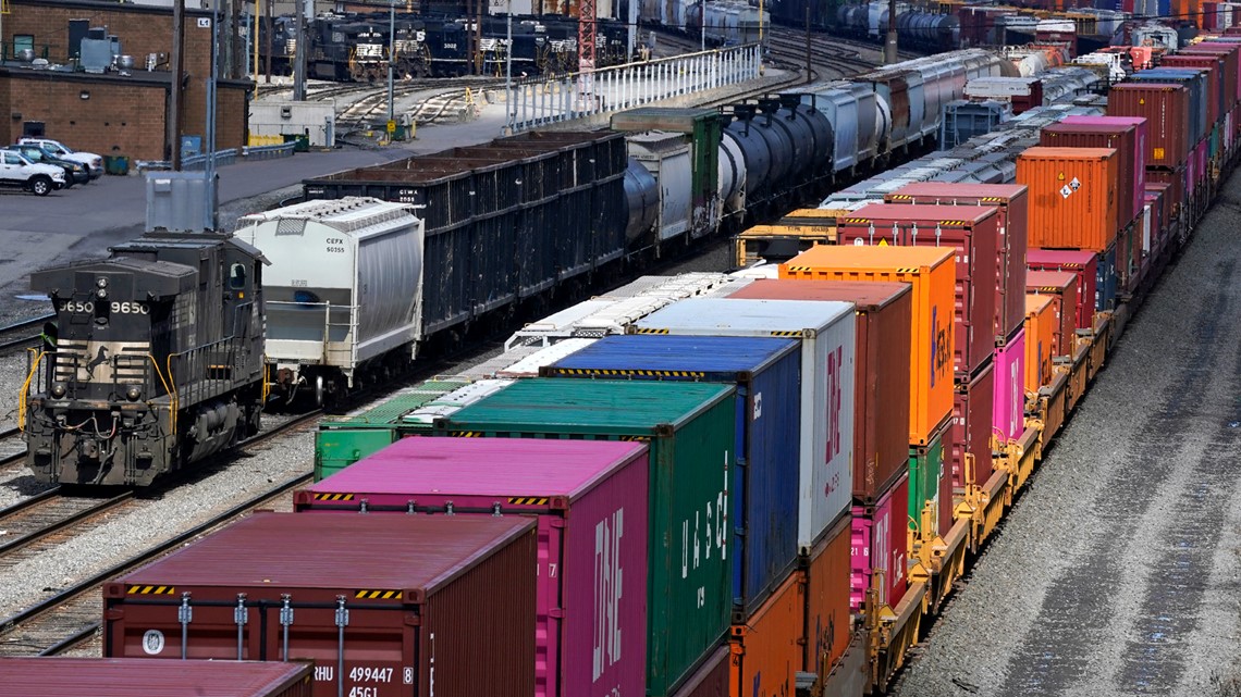 Railroad strike potential looms as big unions split on contract | wnep.com