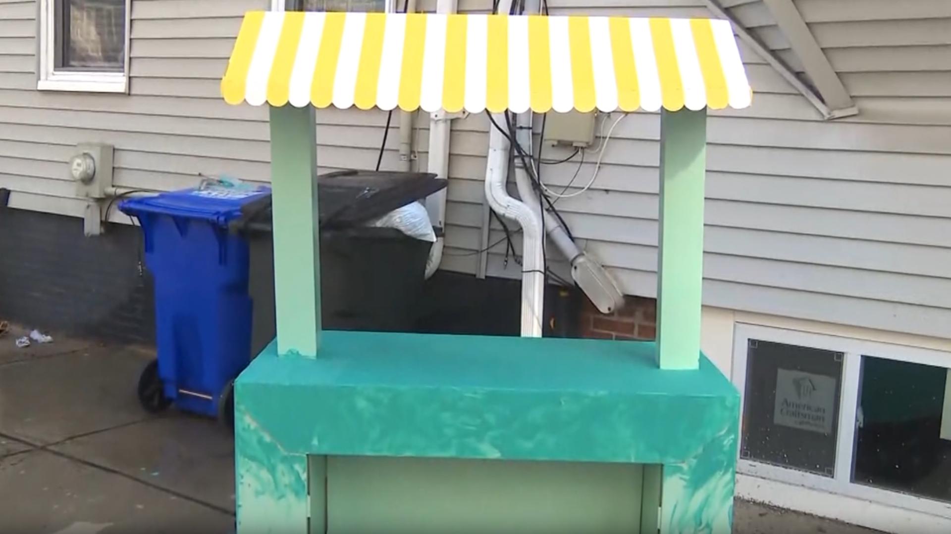 Kids' lemonade stand reopens after they were robbed at gunpoint in ...