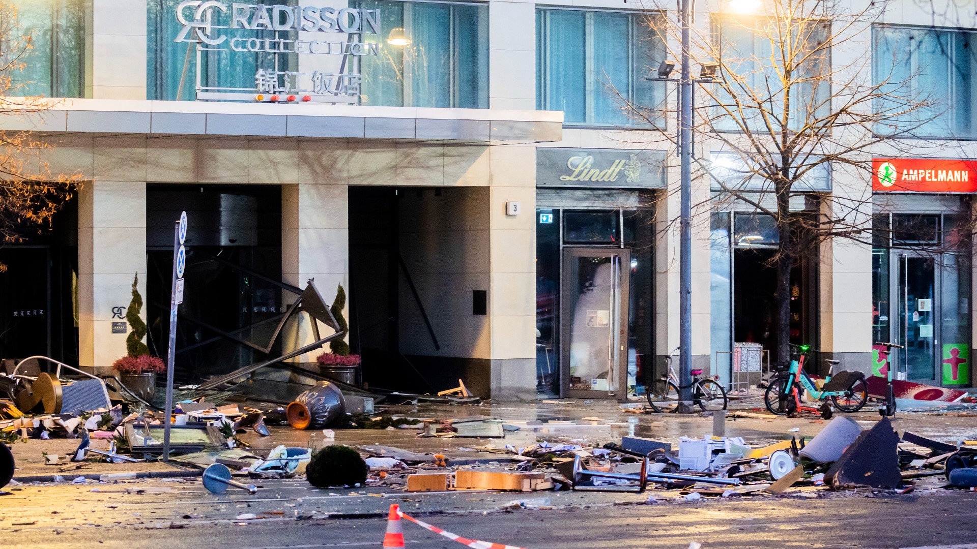 AquaDom aquarium, world's largest, bursts in Berlin | fox61.com