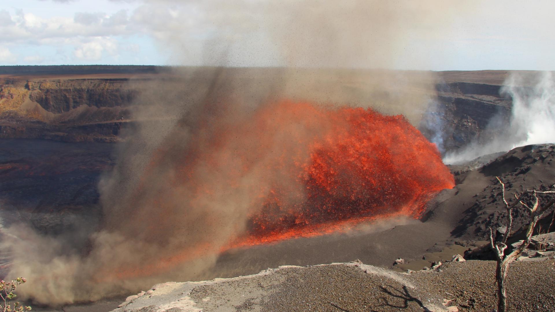 Hawaii's Kilauea erupts, shooting lava for the 31st time since December ...