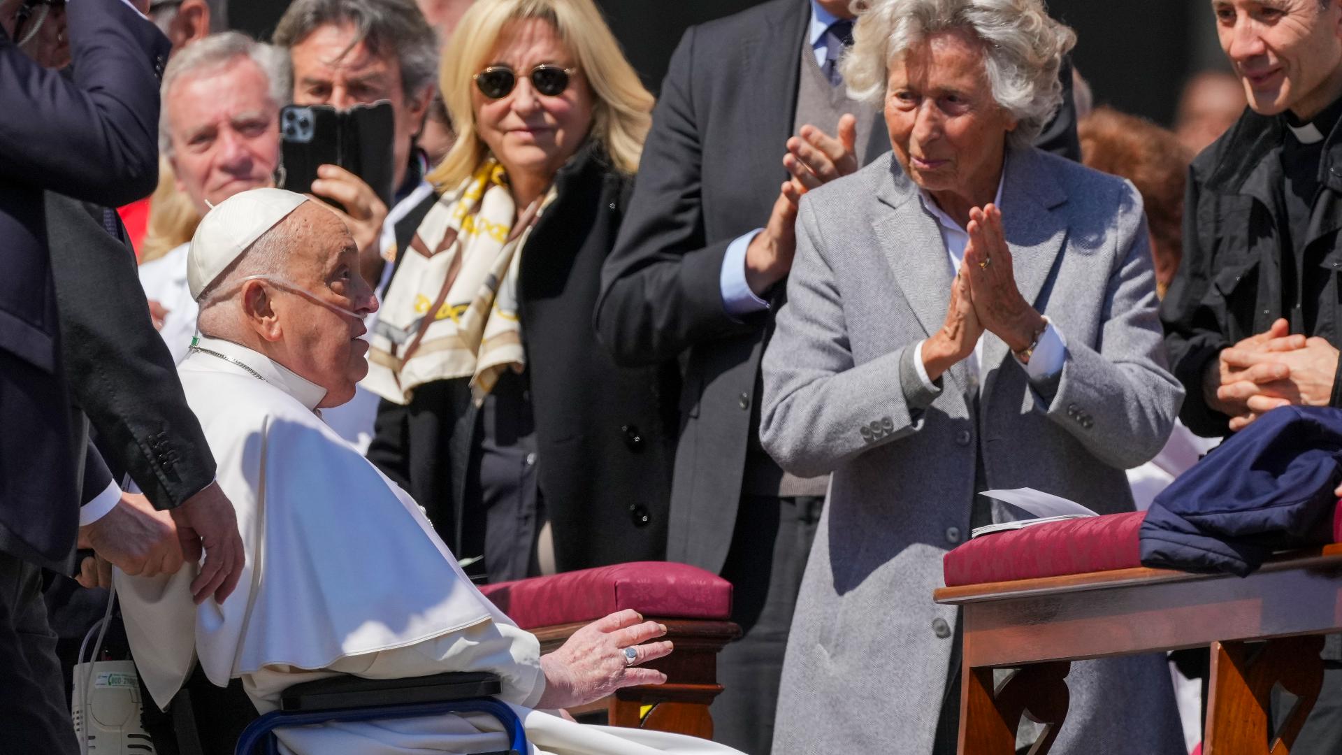 Pope Francis makes first appearance at Vatican 2 weeks after hospital ...