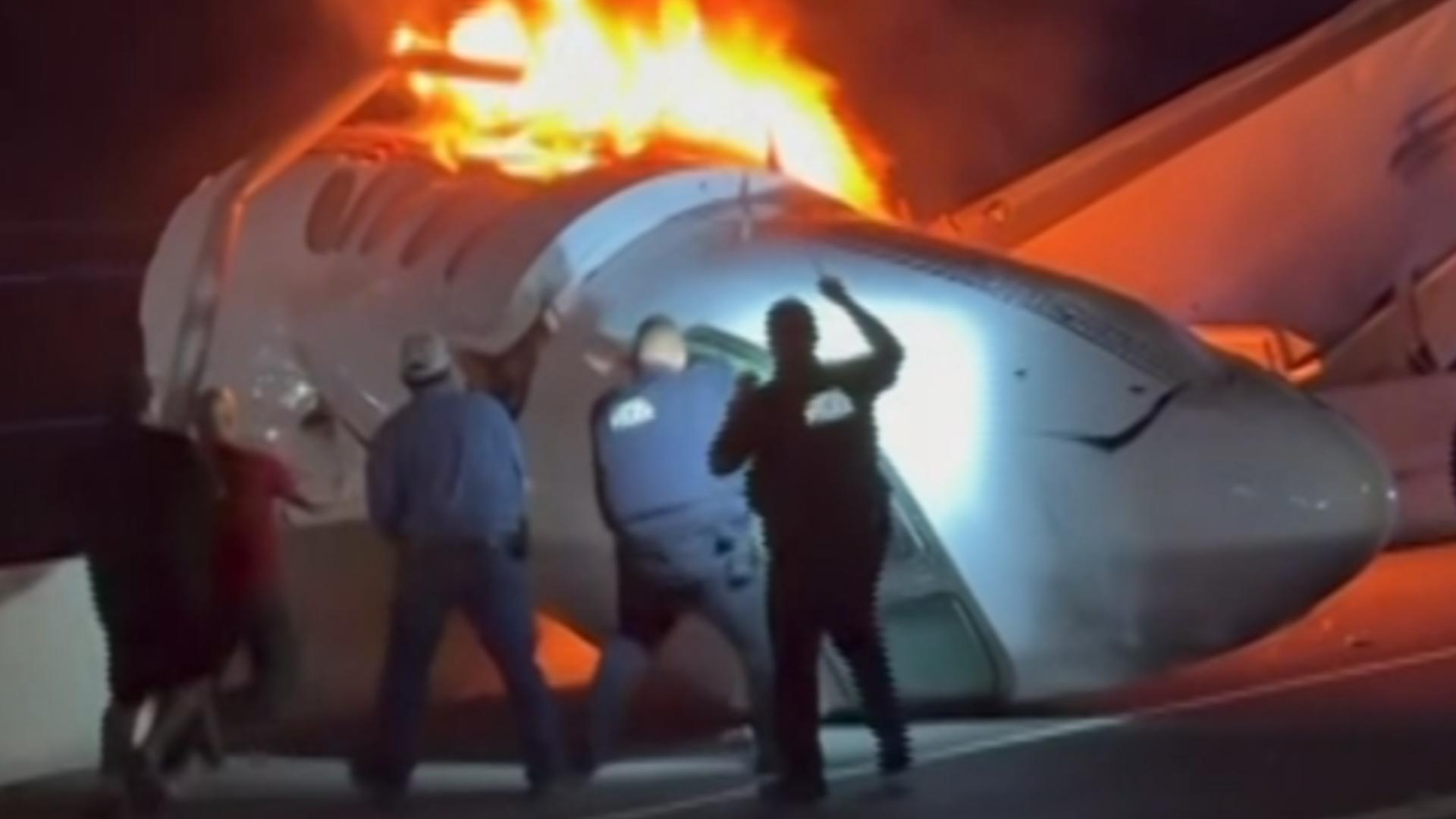 VIDEO | Bystanders rush to rescue passengers on small plane that ...