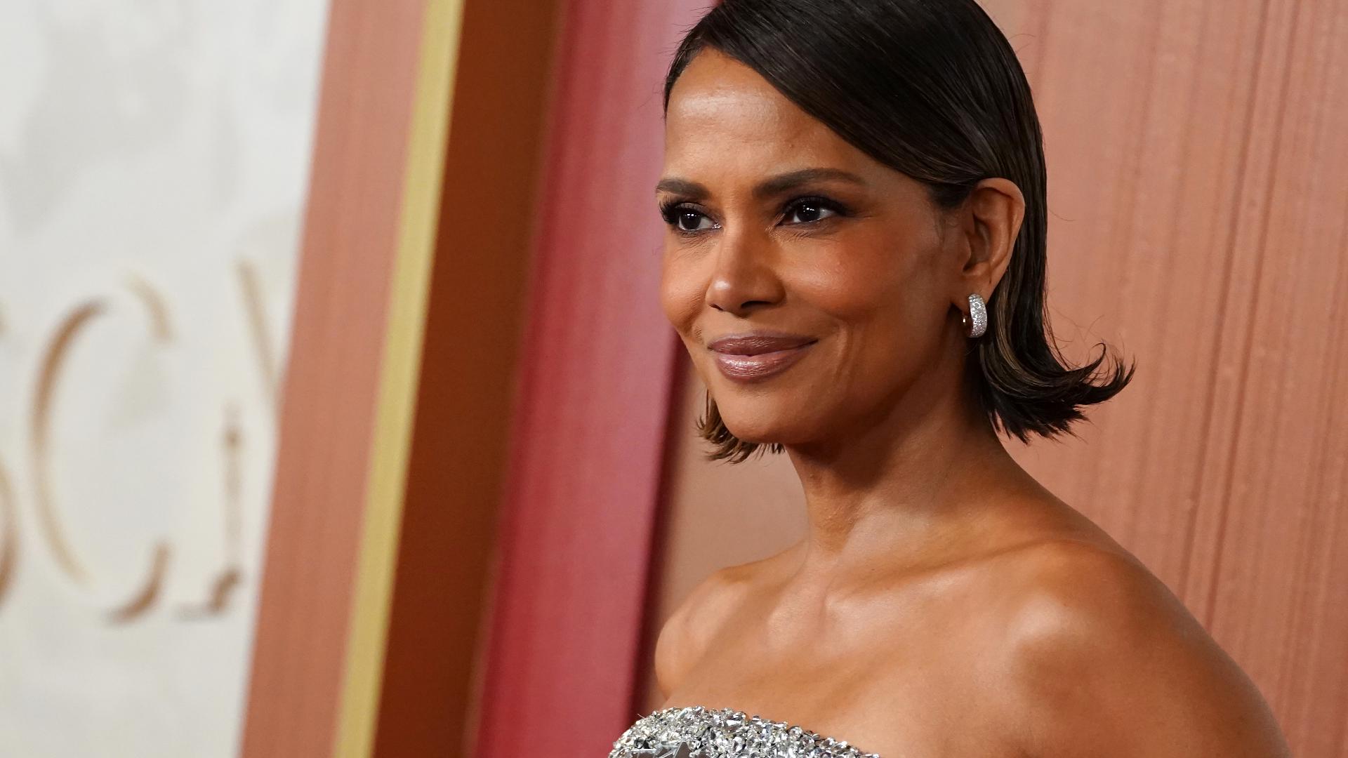 Halle Berry kisses Adrien Brody on Oscars red carpet in 'payback' for ... Halle Berry kisses Adrien Brody on Oscars red carpet in 'payback' for ...