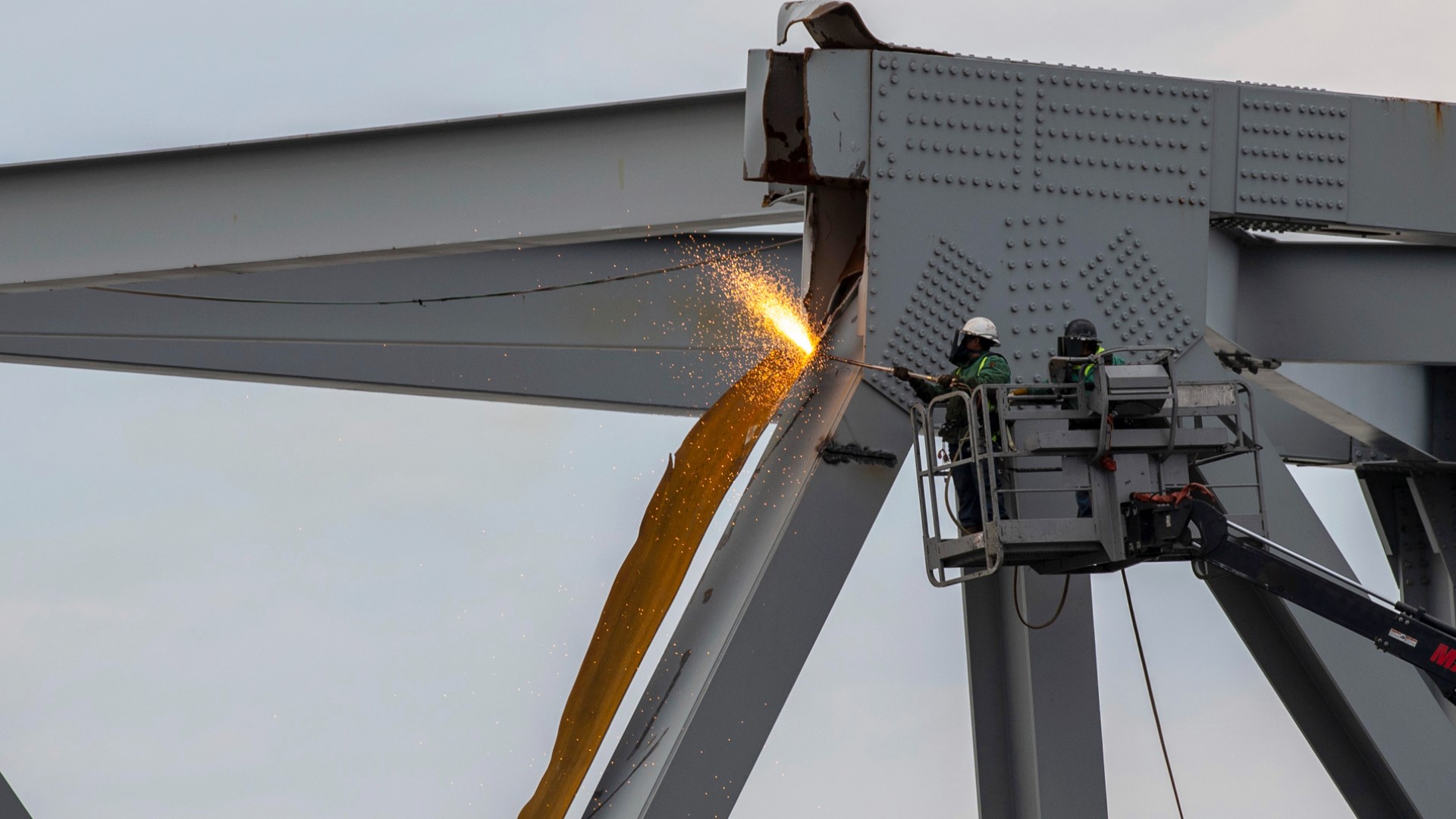 Baltimore bridge collapse: Crews continue work removing debris | wnep.com