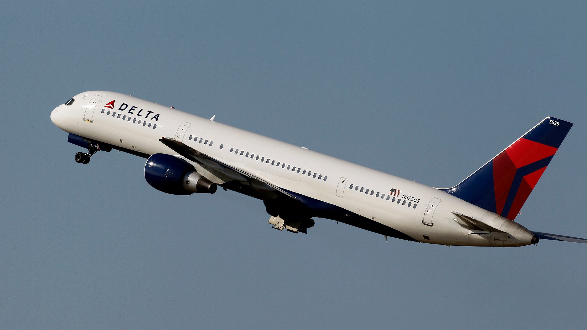 Boeing 757 loses nose wheel before Delta flight takeoff | wqad.com