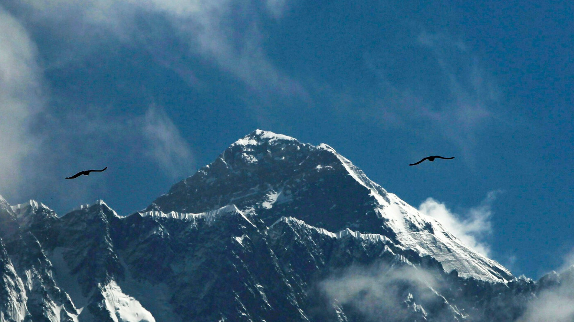 Mount Everest record tied as Sherpa guide makes 26th climb ...