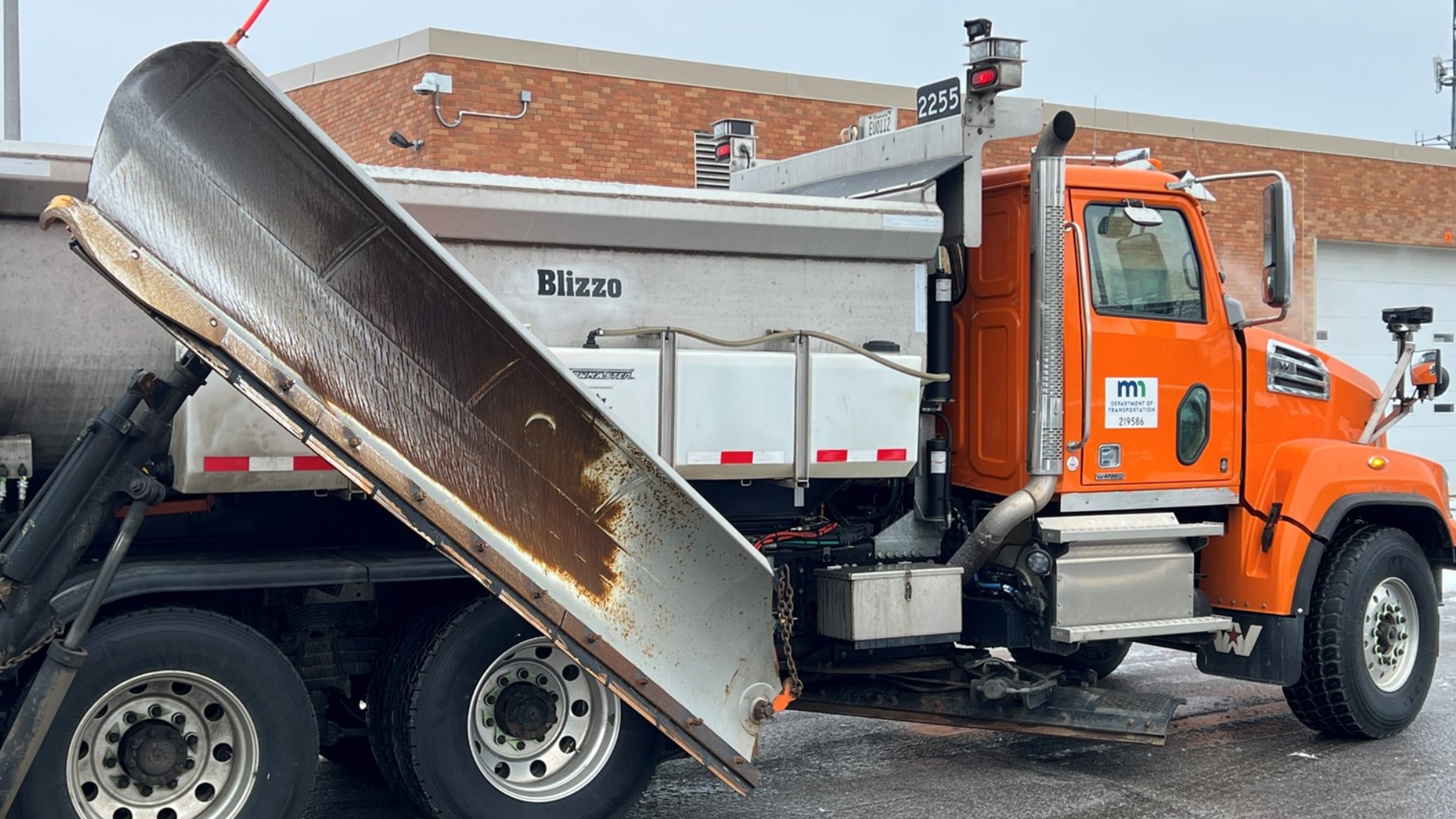MnDOT introduces new Blizzo snowplow | wthr.com