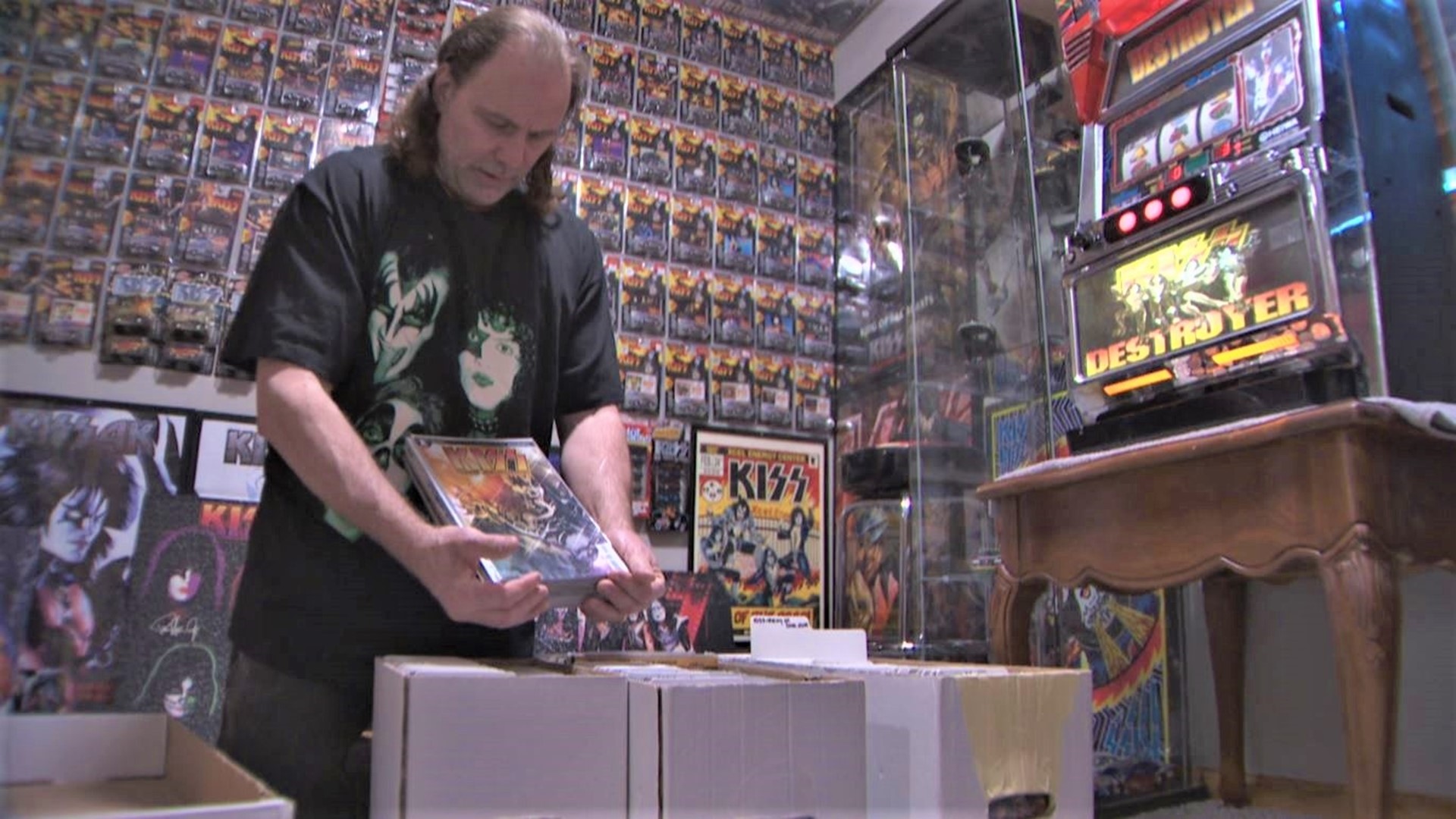 See the man with the largest KISS collection | wnep.com