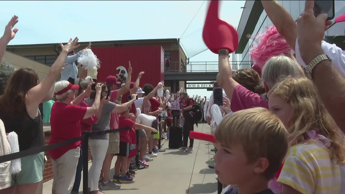 Razorback fans rally behind baseball team ahead of College World Series ...