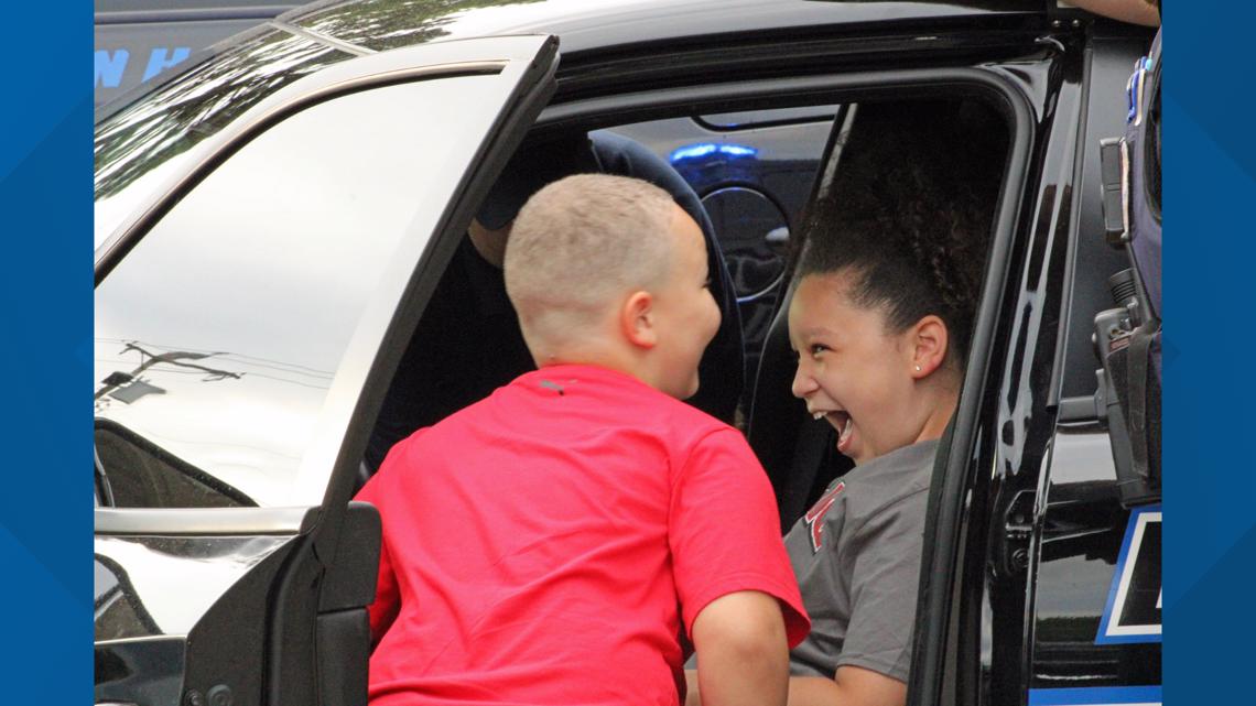 Barling officers give kids smiles at Safety NIght Out | 5newsonline.com