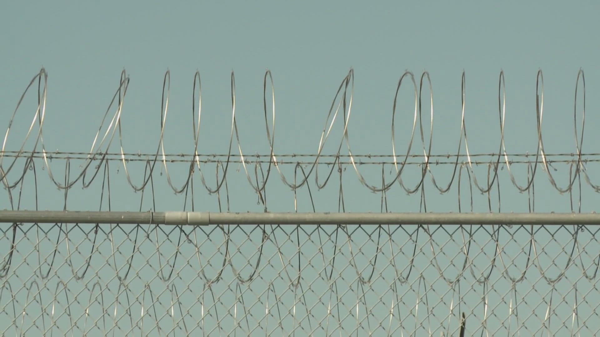 Luke Hughes breaks 3rd-period tie in the Devils' 3-2 victory over the ...