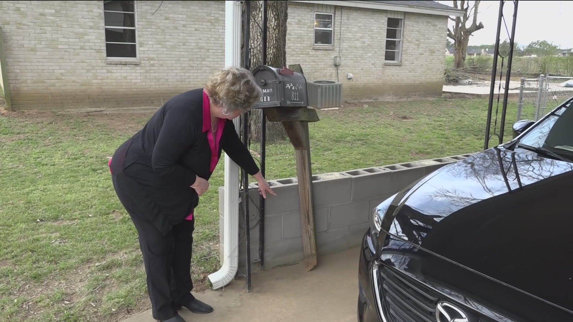 Neighbor steps up to help woman with mailbox reportedly damaged by USPS ...