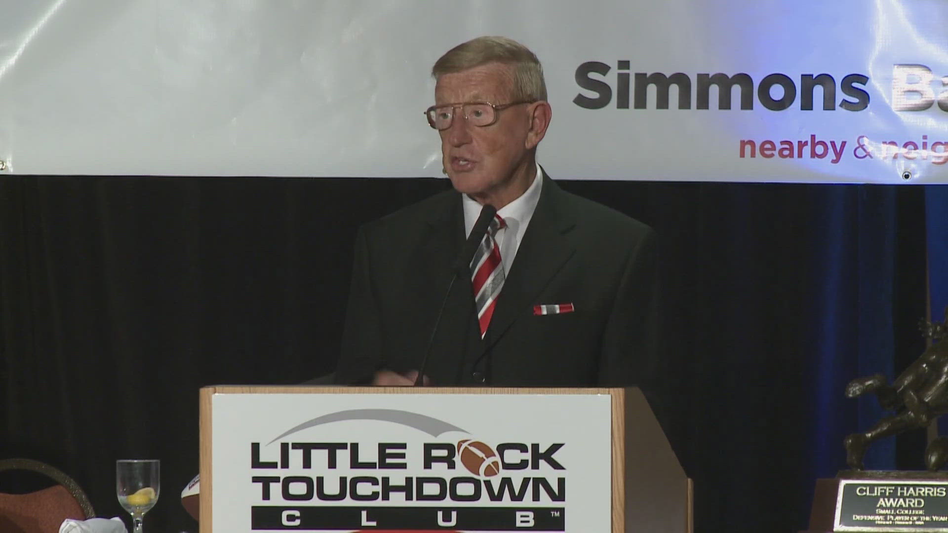 Arkansas, college football community mourns loss of legendary coach Lou ...
