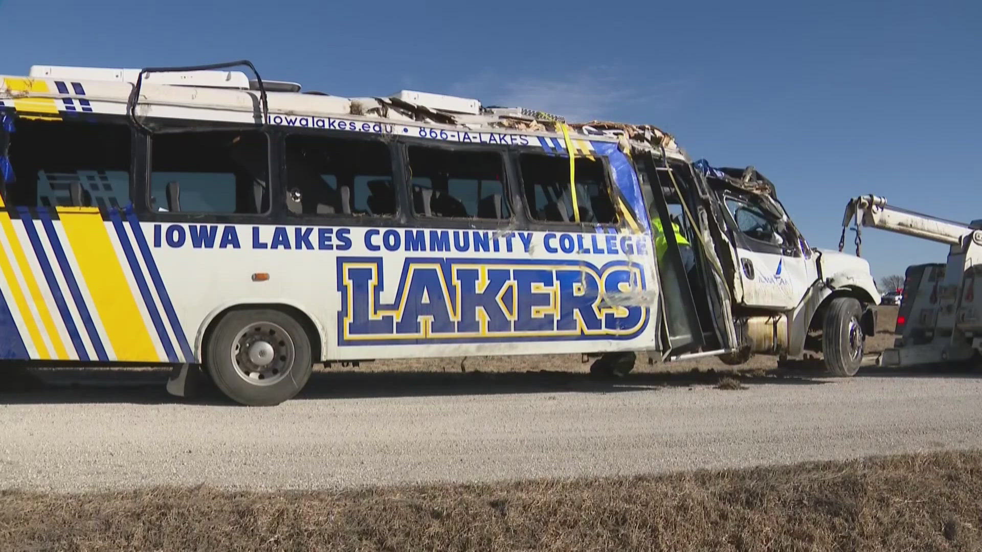 Iowa community college bus rolls over en route to Arkansas, leaving 1 ...