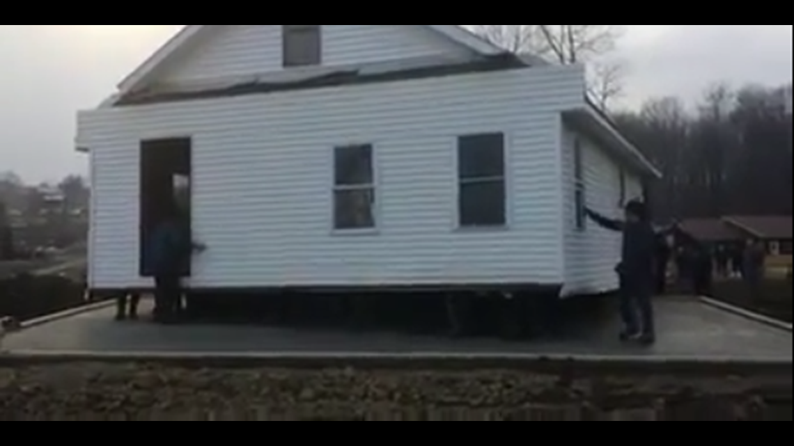 VIDEO: 80 Amish Men Lift And Move House | 5newsonline.com