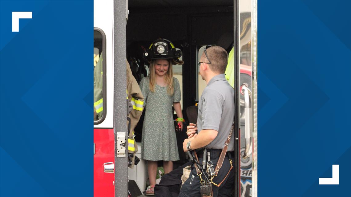Barling officers give kids smiles at Safety NIght Out | 5newsonline.com
