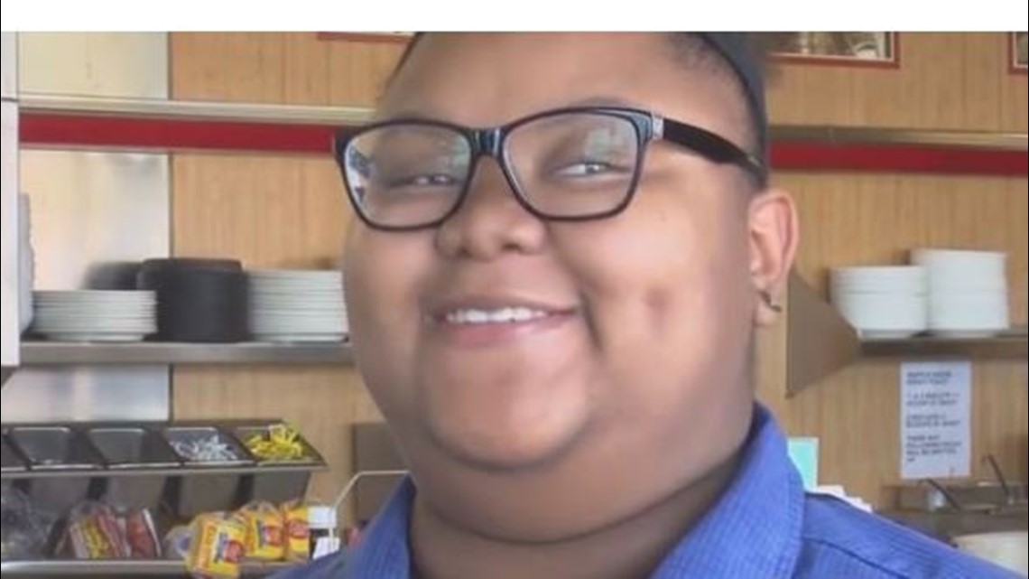 Waffle House Waitress Gets 16k Scholarship After Act Of Kindness Goes
