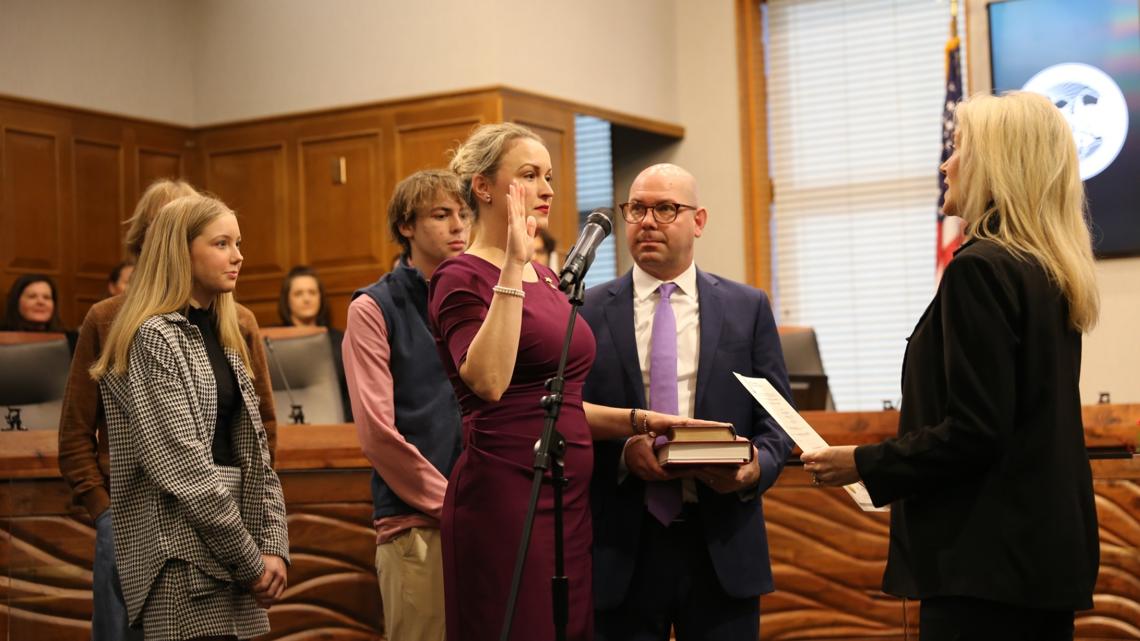 Molly Rawn officially sworn in as Fayetteville's new mayor ...