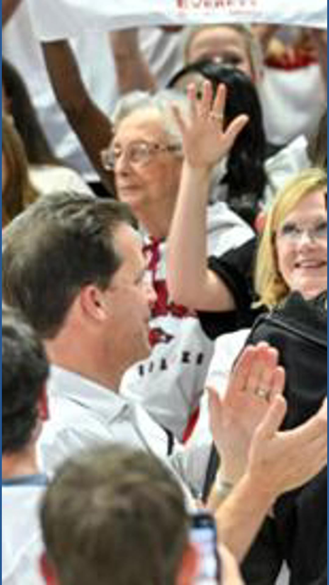 University of Arkansas to install statue of former basketball coach ...
