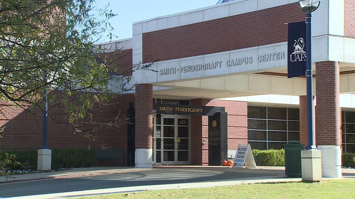 Students, faculty and staff at UAFS say 'cheese'! | 5newsonline.com