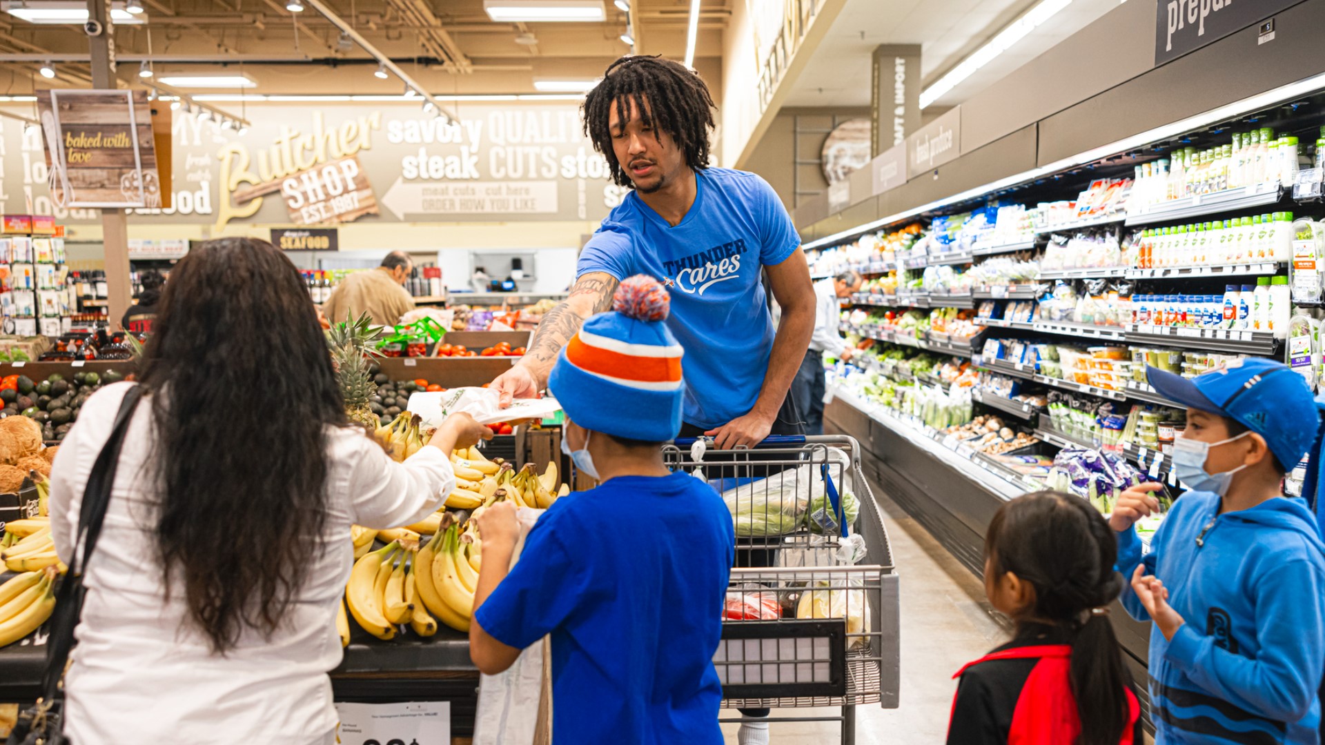 OKC Thunder's Jaylin Williams helps family put food in their cart ...