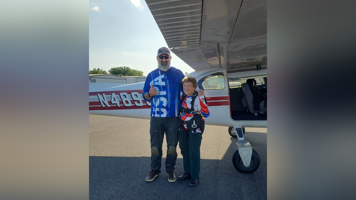 Kim Knor, 86-year-old skydiver, continues toward goal of 1,000 jumps ...