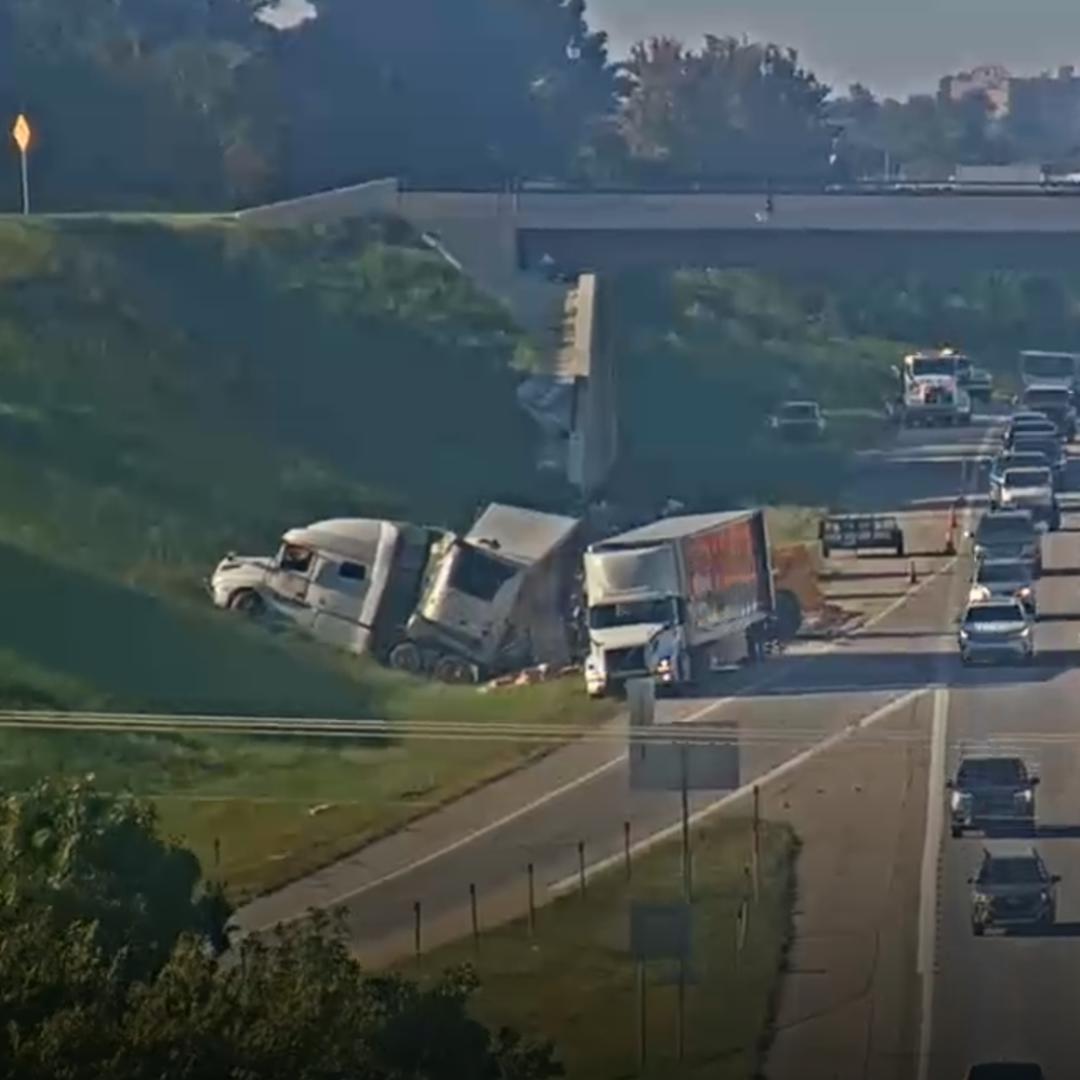 Semi-truck crash on I-49 in Rogers stalls southbound traffic ...