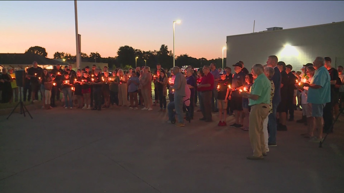 Candlelight vigil honors Officer Apple's sacrifice | 5newsonline.com